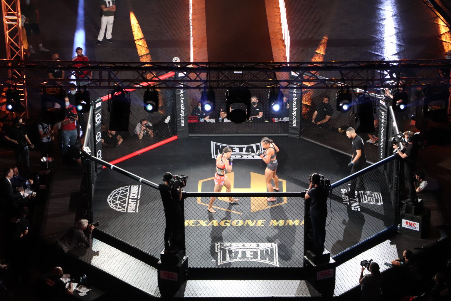 Le MMA fait le show à Paris La Défense Arena