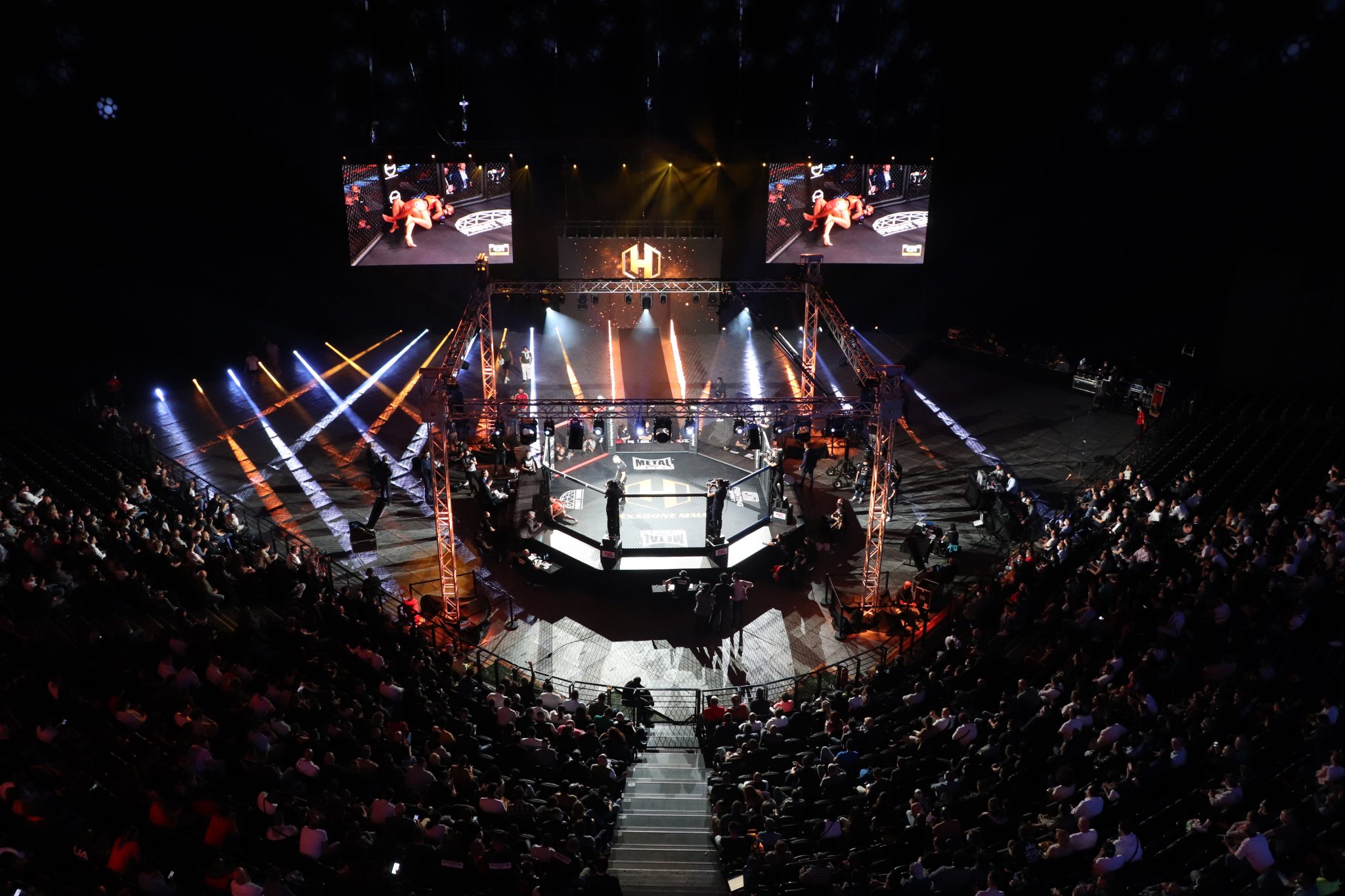 Le MMA fait le show à Paris La Défense Arena