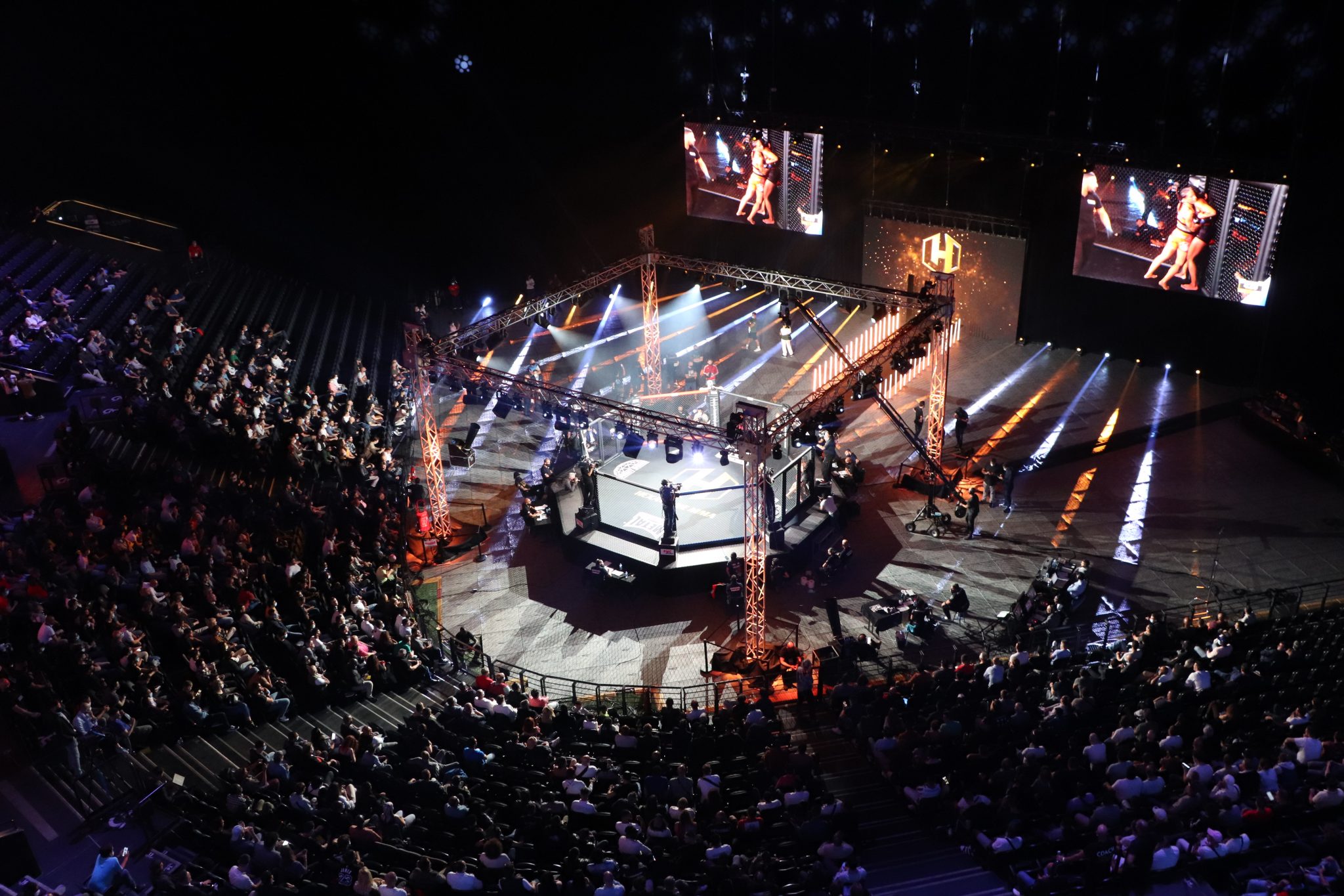 Le MMA fait le show à Paris La Défense Arena