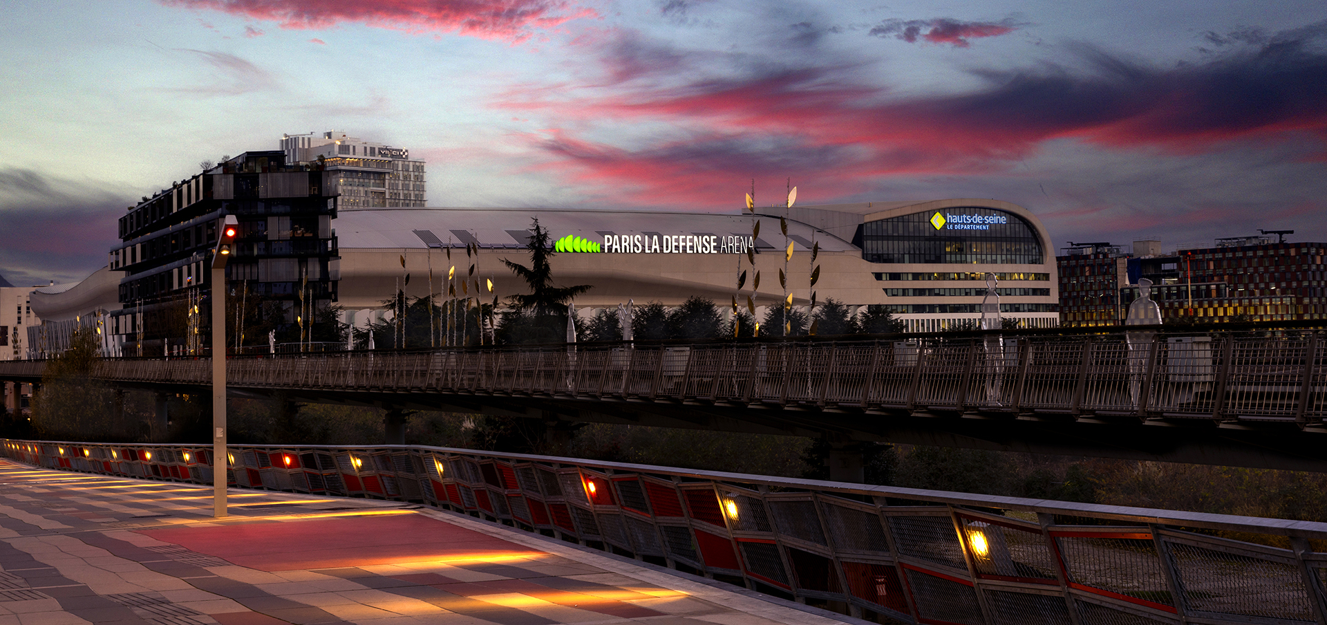 La nouvelle enseigne lumineuse de Paris La Défense Arena