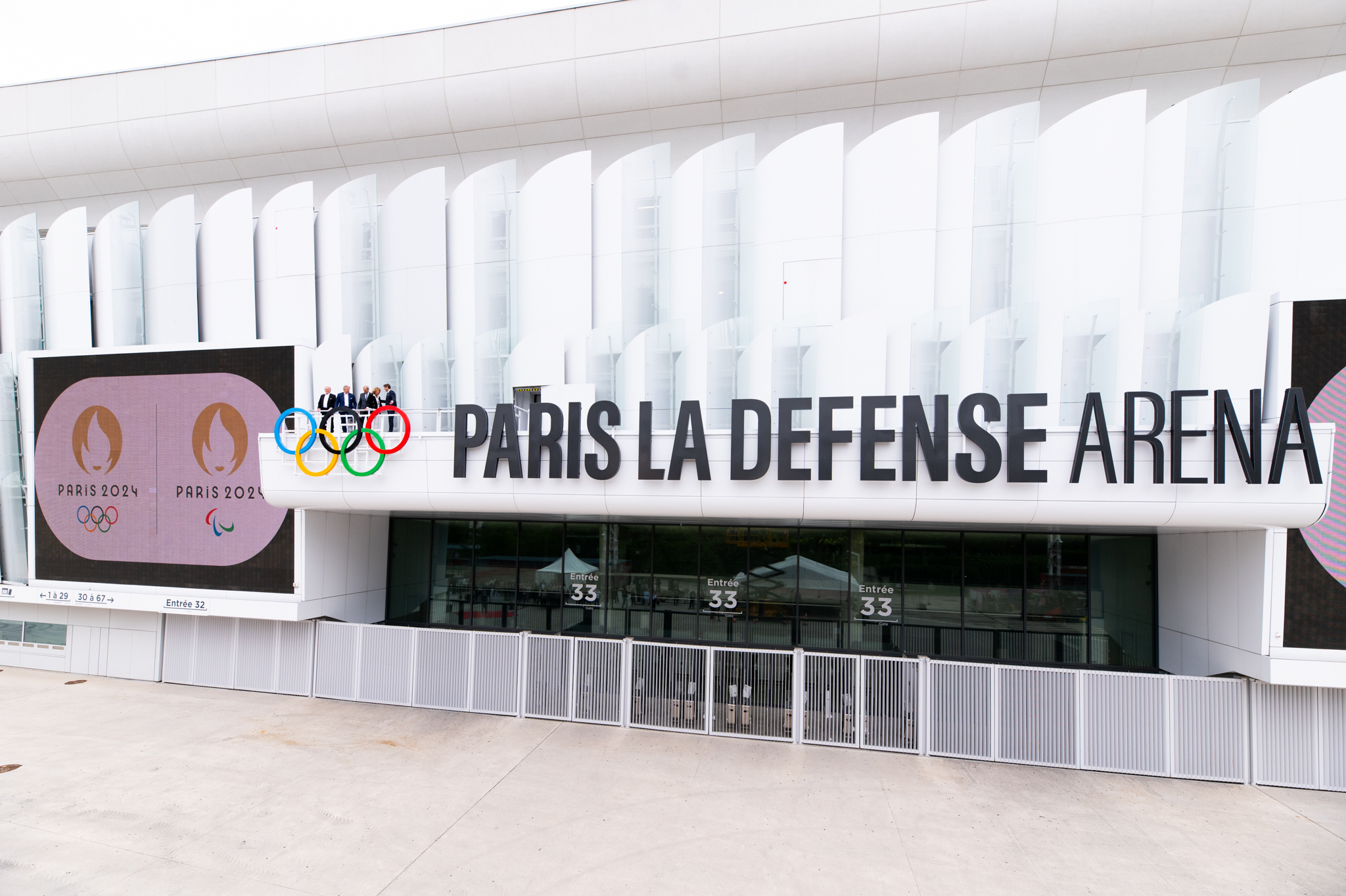 Paris La Défense Arena a révélé les anneaux olympiques